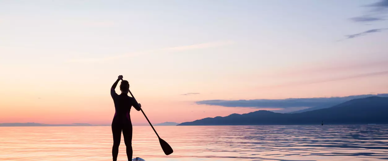 Tot el que necessites saber sobre el paddle surf si ho començaràs a practicar aquest estiu