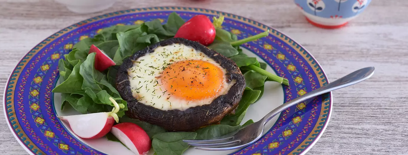 Portobello Champignonen gefëllt mat gebakene Eeër. gesond einfach Rezept