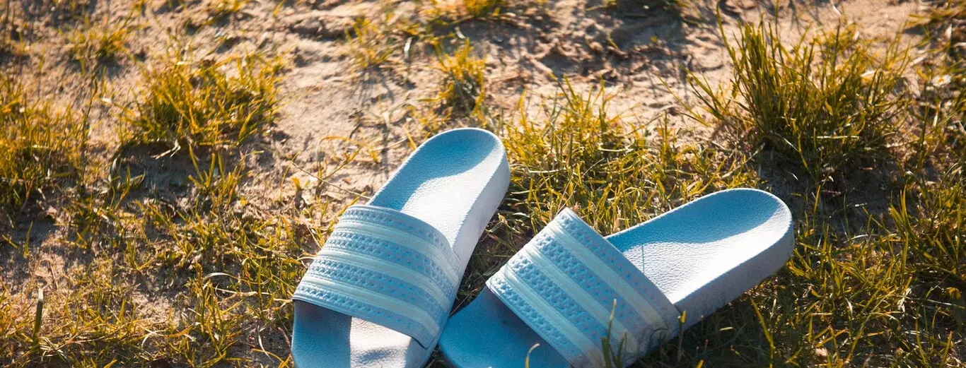 Sportlech Flip-Flops vu Levi's, Adidas, Reebok a méi fir iwwer d'Plage oder de Pool ze droen