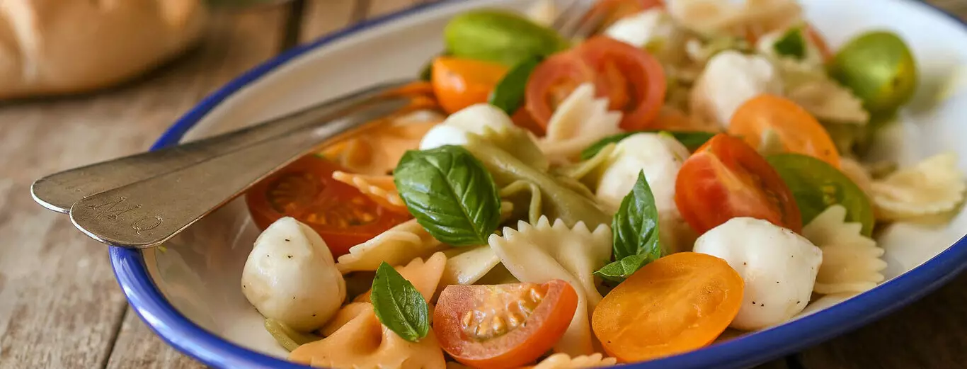 Salad pasta 19 dị ọhụrụ, dị ọkụ zuru oke maka mbelata ịdị arọ n'oge okpomọkụ