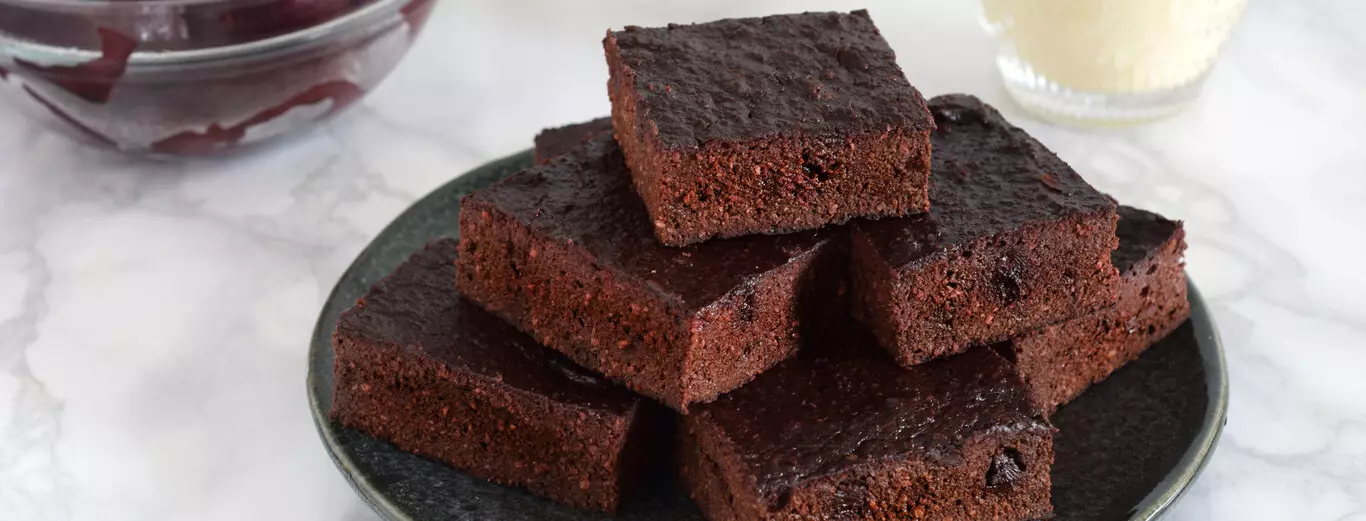 Walang asukal na beetroot fitness brownie. Malusog na gluten free dessert recipe