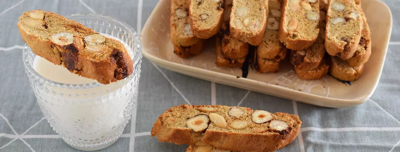 Biscotti tanpa gula dengan badam, hazelnut dan kurma: resipi tenaga bebas gluten yang sihat