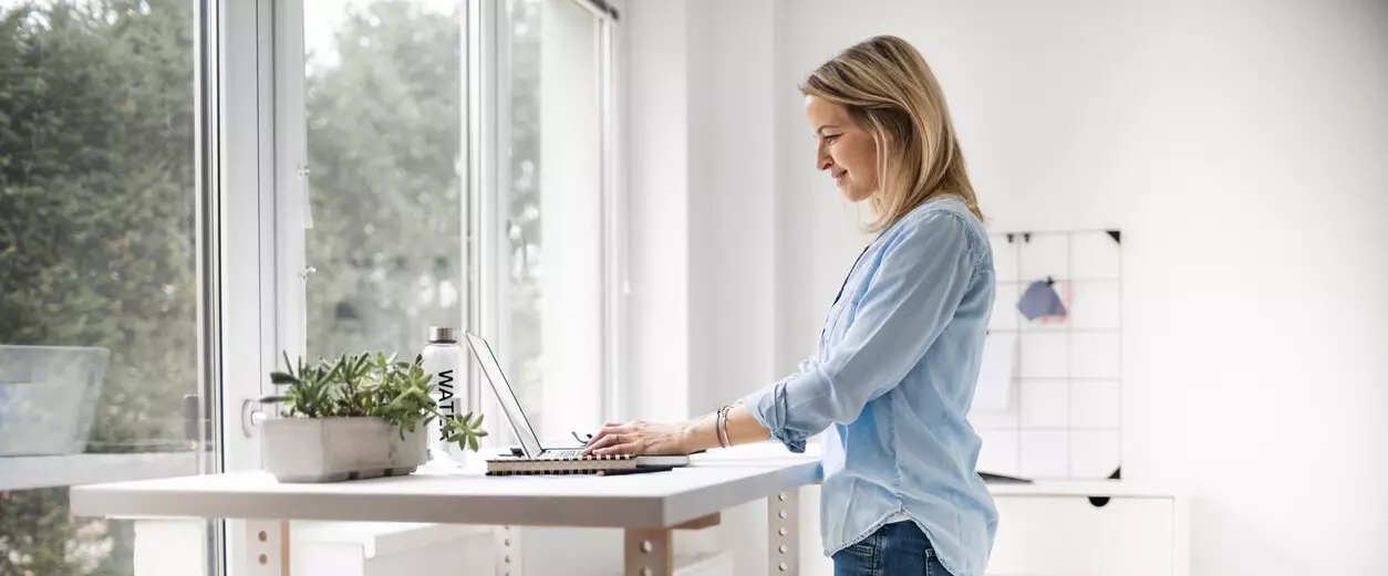 Standing desk or raised desk: three benefits of working with a standing desk