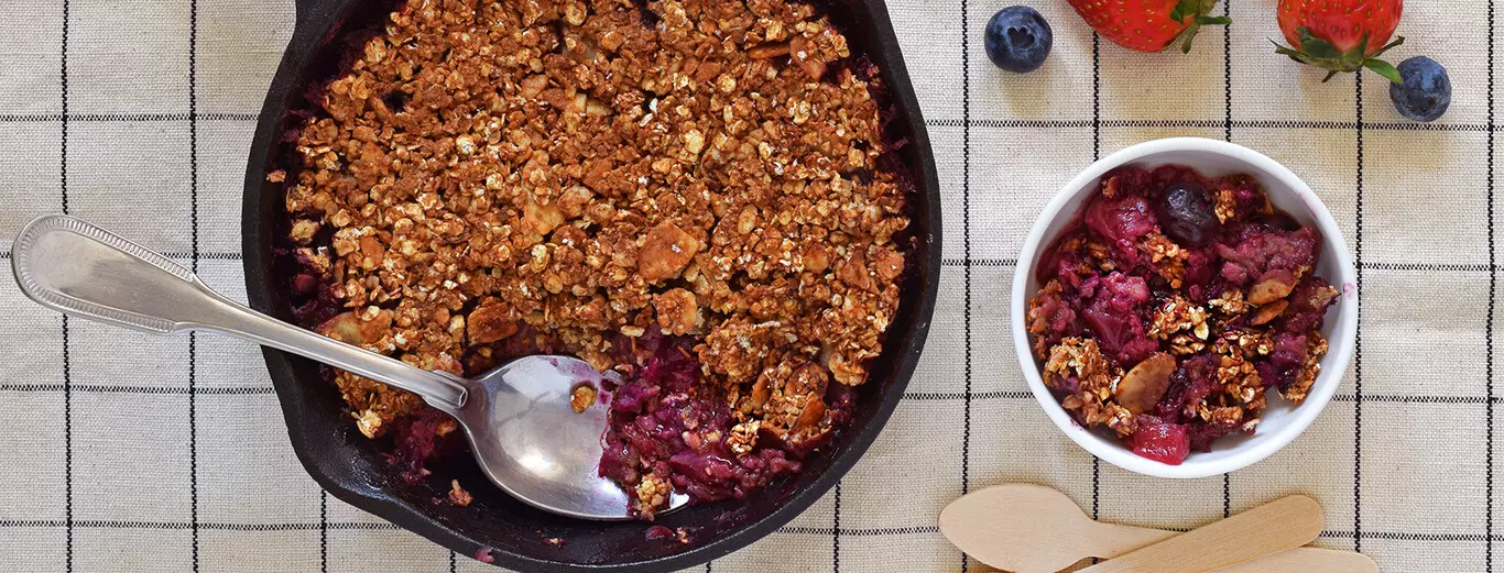 Ang strawberry ug blueberry nahugno sa oatmeal ug mga almendras. Himsog nga dessert recipe