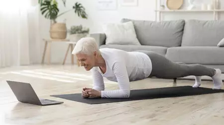 Plank-Sit-ups für Senioren