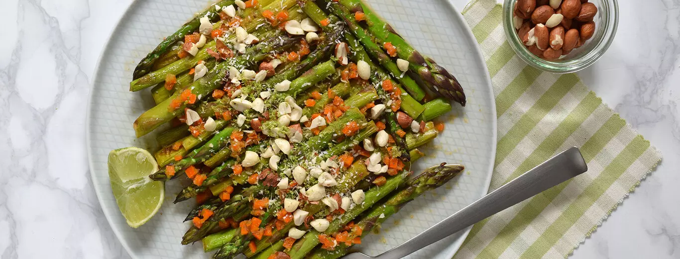 Yakakangwa Asparagus neKurumidza Lime Peanut Coconut Sauce: Hutano Hwemvura Recipe