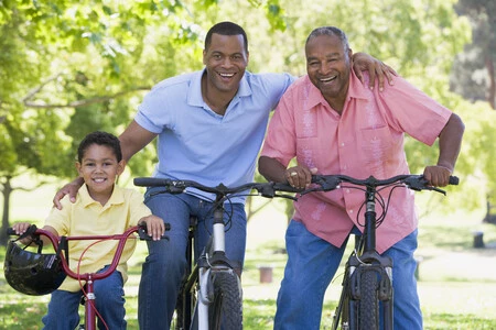 família com bicicletas