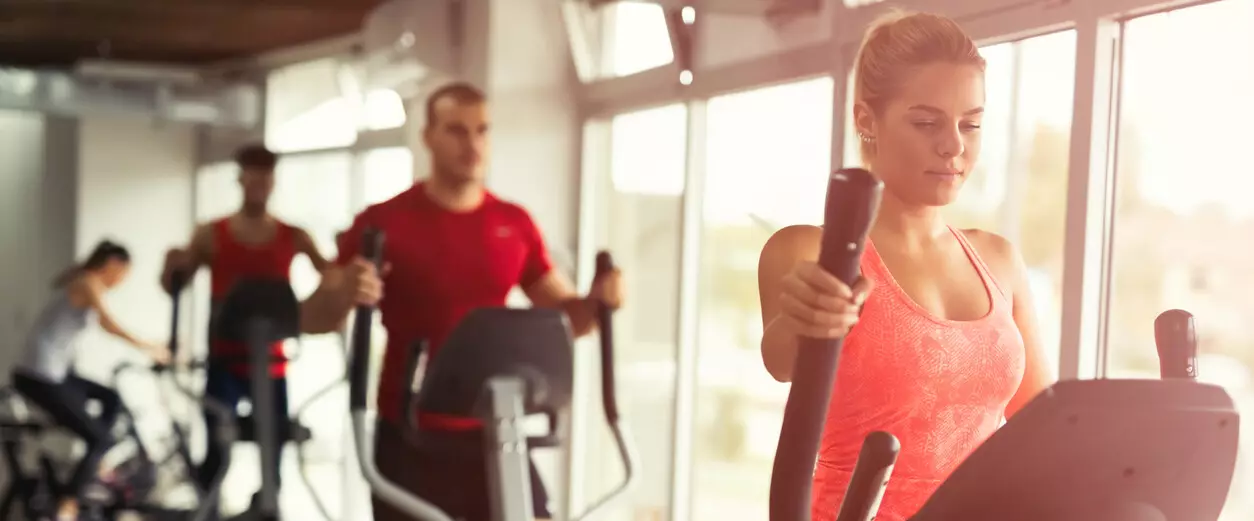 Om gewicht te ferliezen, fokusje net allinich op cardio: dit is hoe't krêfttraining ynfloed hat op gewichtsverlies (en in ienfâldige routine om mei te begjinnen)