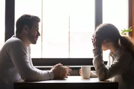 Pratende man en vrouw