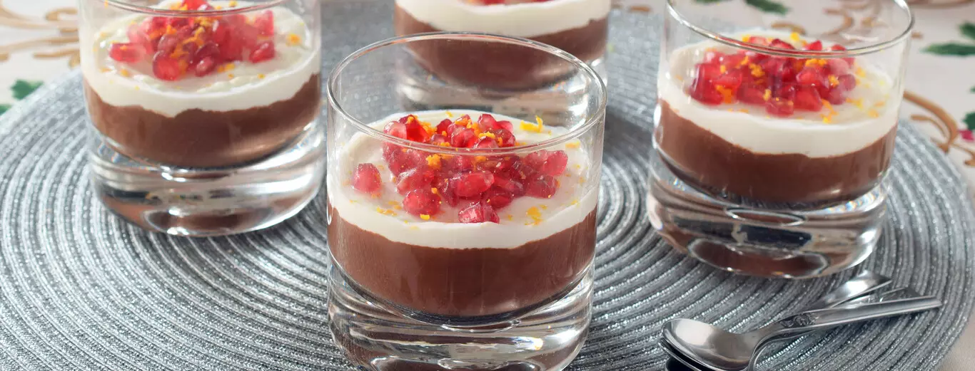 Krim cokelat dan yogurt dengan jeruk dan lemon. resep makanan penutup yang sehat