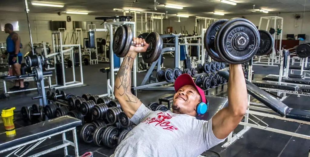 Spor salonundaki yeni başlayanlar için tam vücut rutini: tüm vücudunuzu tam olarak eğitin