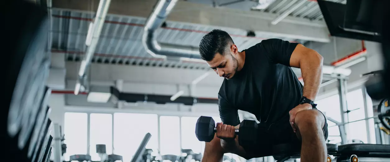 Une routine d'entraînement complet du corps dans le gymnase pour perdre le pain perdu