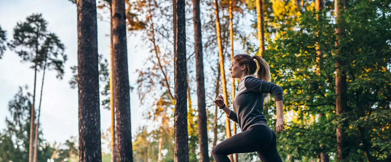 Kaip nusileisti bėgant: trys smūgių modeliai ir kurį pasirinkti, kad išvengtumėte traumų ir pagerintumėte savo veiklą