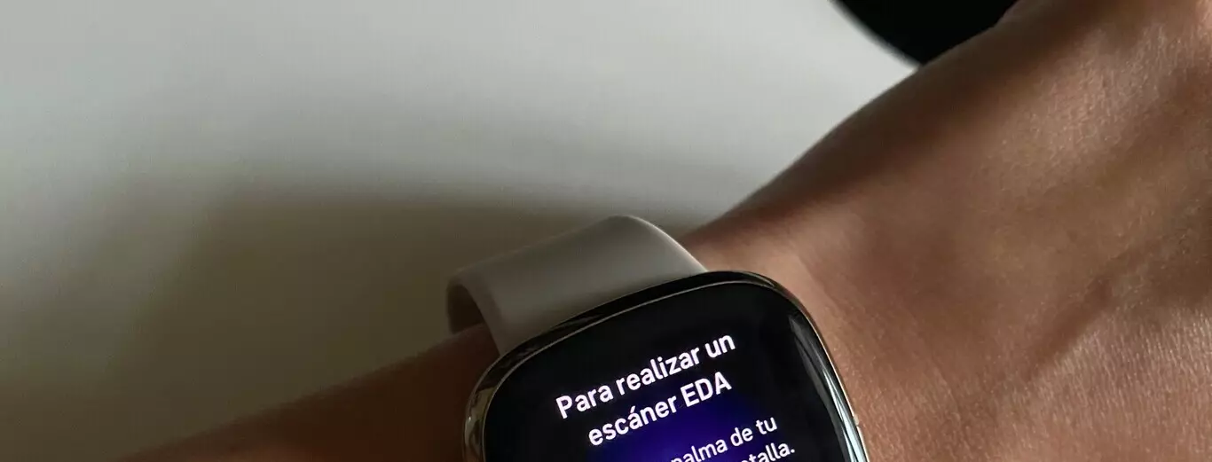 Fitbit Sense, une smartwatch conçue pour la gestion du stress, fortement réduite à la Cour d'Angleterre pour moins de 270 euros