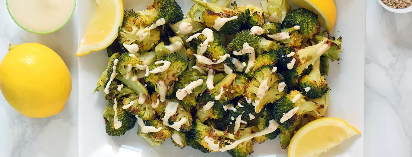 Brocoli cuit au four croustillant avec sauce tahini et citron. recette de cuisine saine