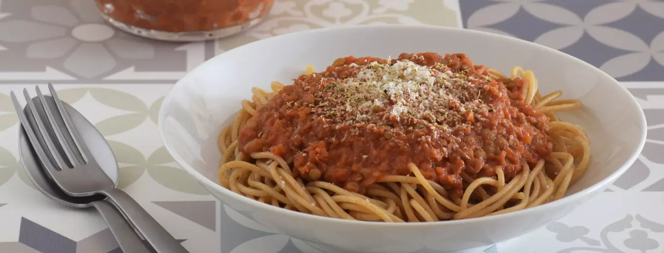 Għaġin bil-bolognese għads. Riċetta b'saħħitha faċli, sempliċi u delizzjuża