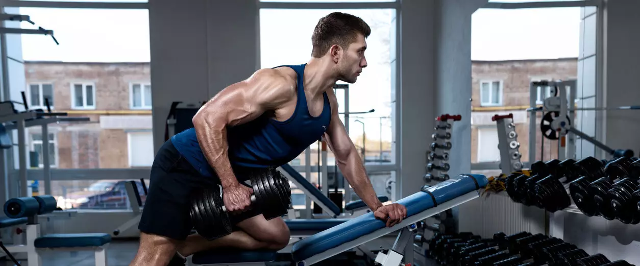 Få i år en større og stærkere ryg i fitnesscentret: øvelser og træningsrutine for at opnå det