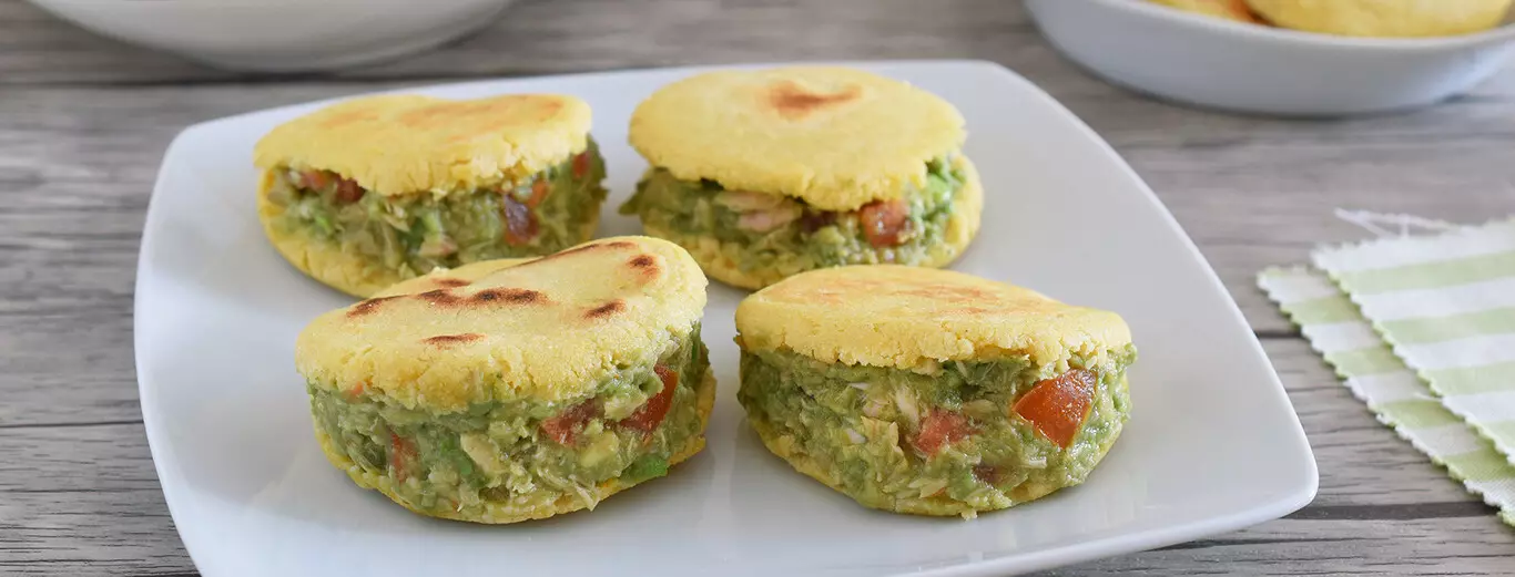 Arepas ar aunazirņu miltiem un avokado. Veselīgas un gardas gatavošanas recepte