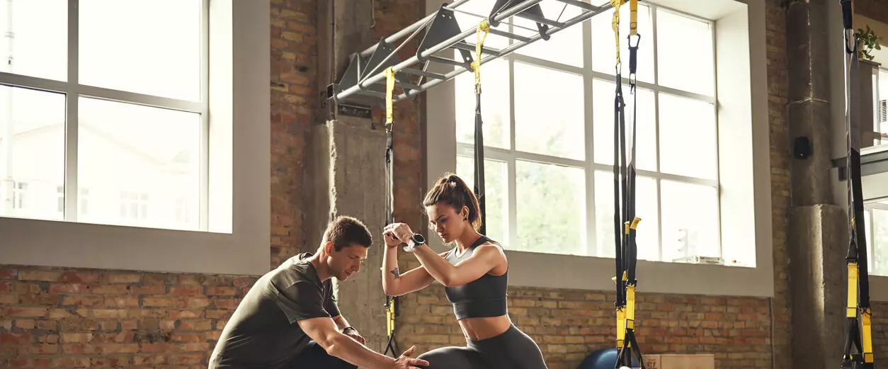 Alle voordelen van het inhuren van een personal trainer om in 2021 in vorm te komen (en waar je op moet letten om het goed te doen)