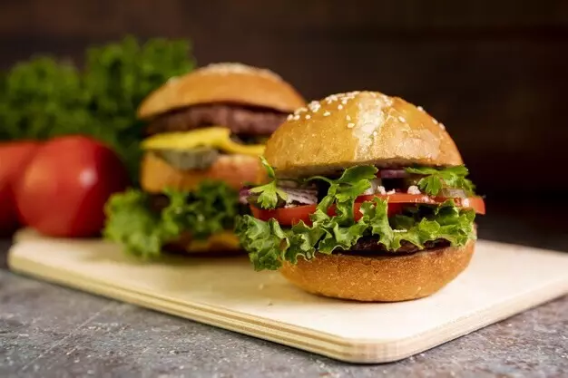 Burger de légumes aromatisé à la viande vs burger de bœuf maison : quelle option est la plus saine en fonction de ses valeurs nutritionnelles