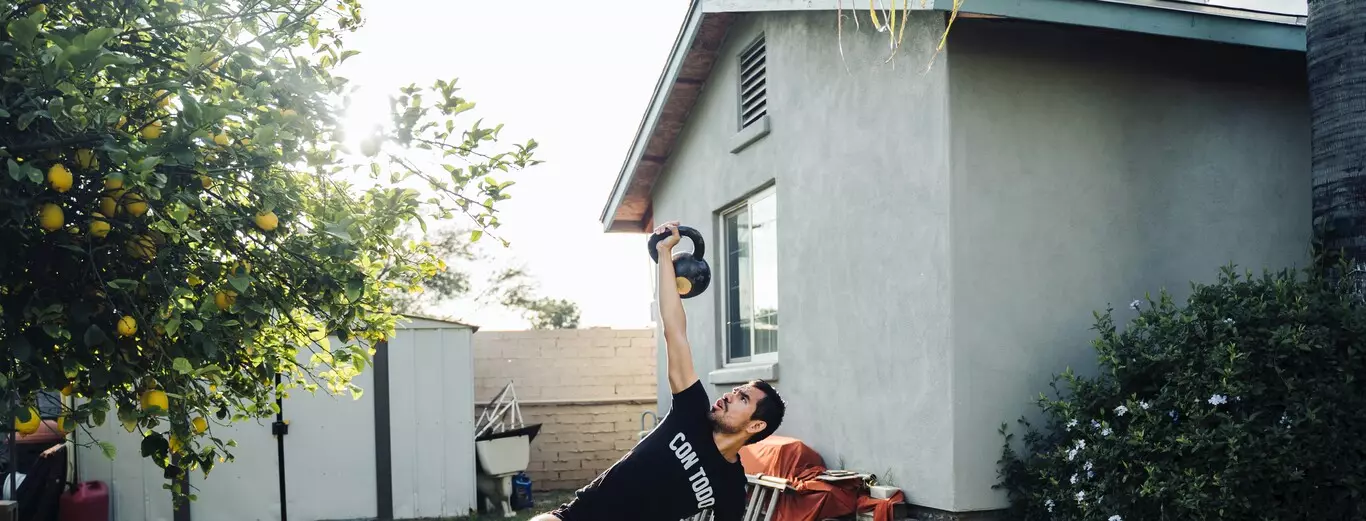 Hai solo bisogno di un kettlebell o di un peso russo per eseguire questa routine di allenamento a casa