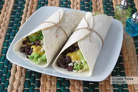 Burritos đậu đen chay với gạo lứt