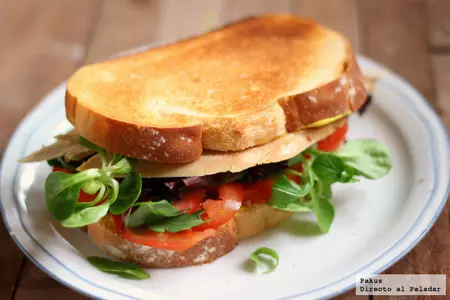 Inihaw nga Manok ug Lettuce Sandwich sa Kordero