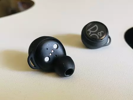 beoplay-e8-sport-headphones-bang-olufsen