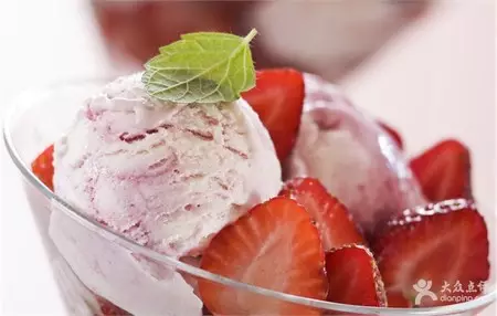 ice cream-protein-strawberries