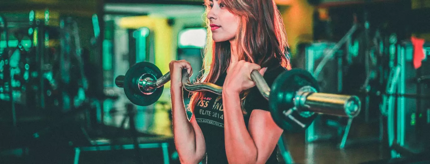 Fiif oefeningen om grutte biceps te krijen yn 'e gym