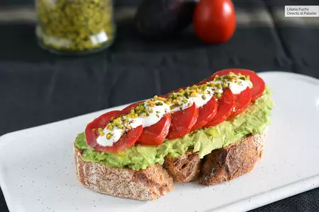 torrada de aguacate con pistacho