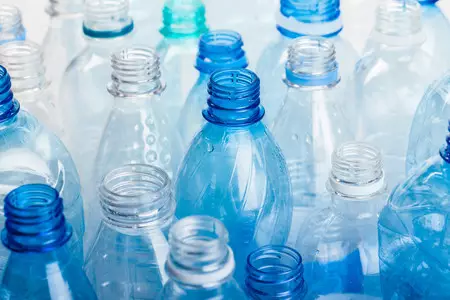 gjenbruk-flasker-vann-mikroplast