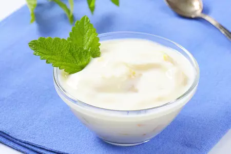żywność bogata w białko jogurt