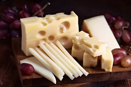 maisto produktai, kuriuose gausu baltymų, vytintas sūris