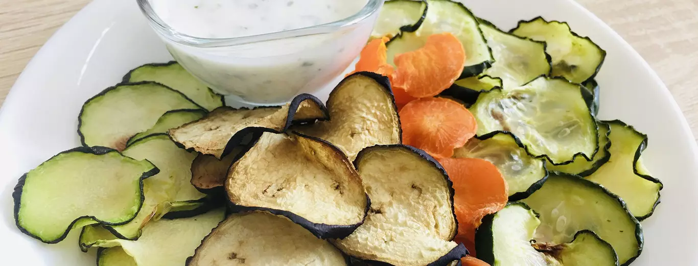 Chips végétales d'aubergines, courgettes, carottes et concombres pour un en-cas sain : leurs bienfaits et comment les préparer à la maison