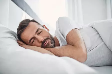 眠っている男