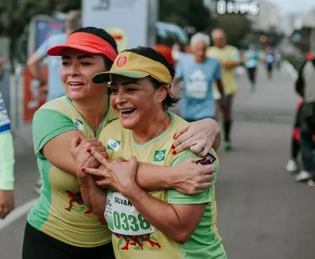 Duas mulheres sorridentes vestindo camisas amarelas e verdes 2282586