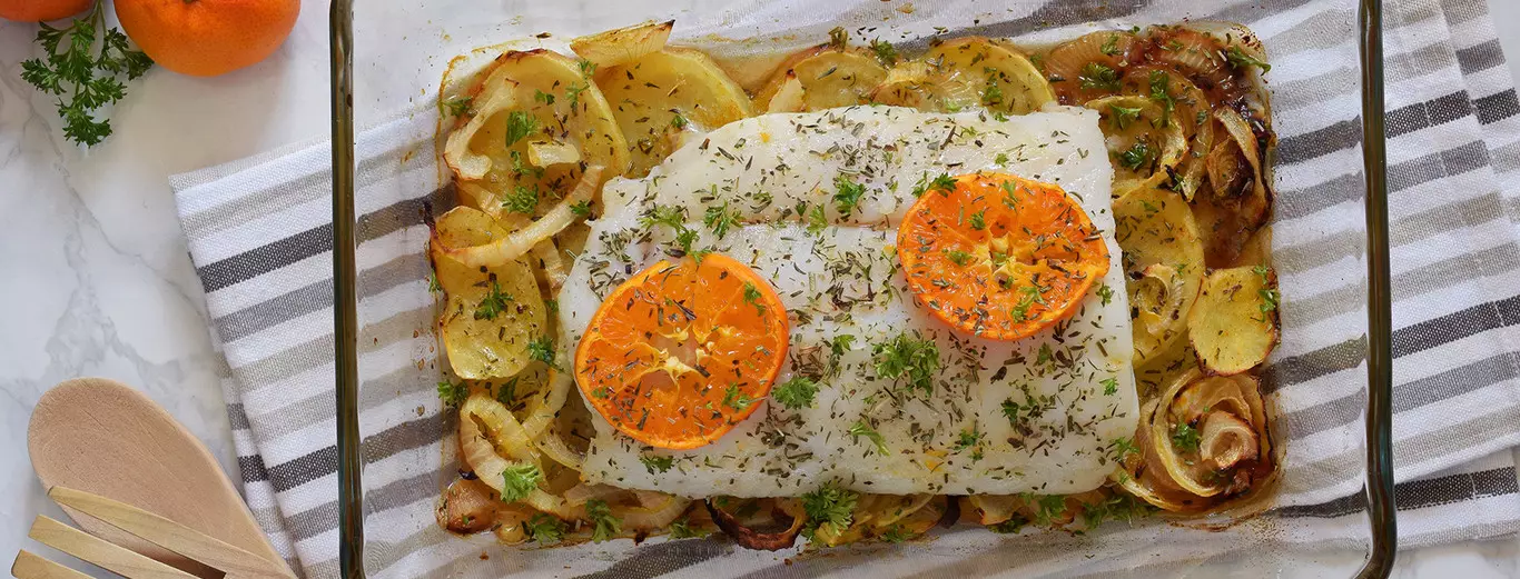 संत्रा बटाटे सह भाजलेले हॅक. सोपी, सोपी आणि स्वादिष्ट पाककृती