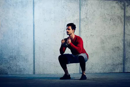 kettlebell-russisk-vægte-squat-pokal