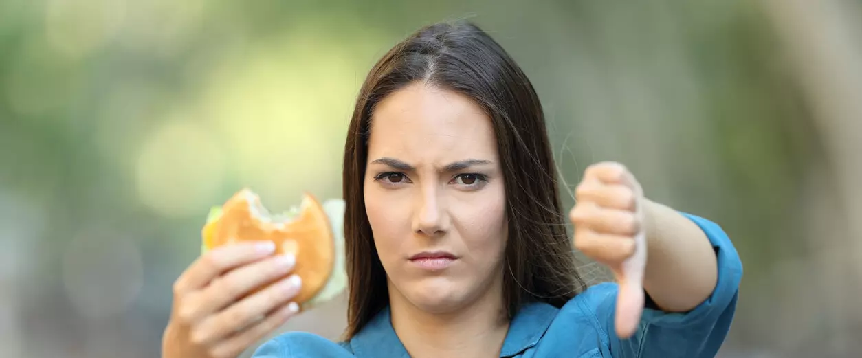 Tänk på vad du äter om du inte vill att det du äter ska hindra dig från att tänka: dessa livsmedel är det värsta för din hjärna