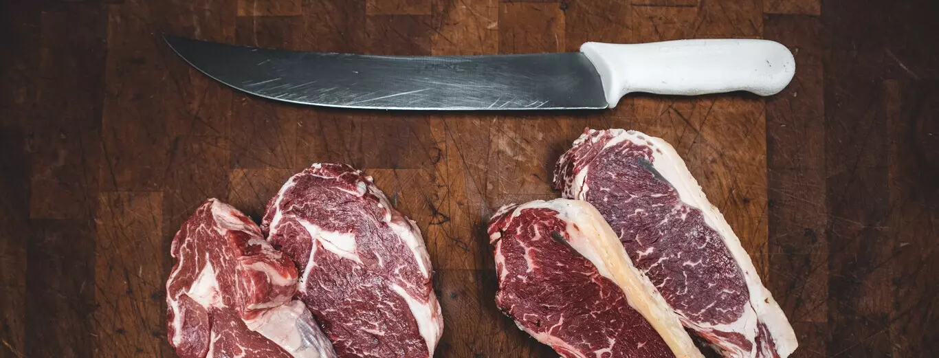 Γιατί το κρέας απελευθερώνει νερό κατά το τηγάνισμα και πώς να το αποφύγετε με αυτά τα απλά κόλπα