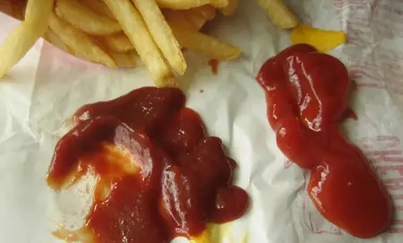 Ketchup domate Heinz me patate të skuqura
