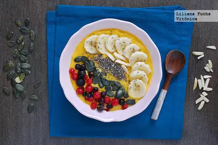 smoothie-bowl-mango-banana-seeds-red-fruits