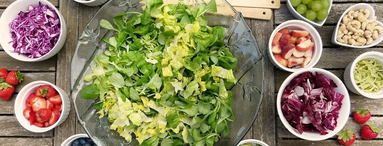 Tujuh resep pikeun pulih seni salad sareng asisten sora anjeun