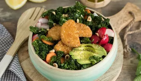 Salad Kale oo leh Nuggets khudradeed