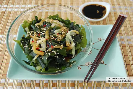 Wakame Salatin Seaweed tare da Sesame