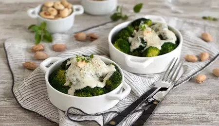 Broccoli tare da mustard sauce