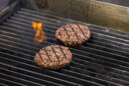 Veganistische burger die bloedt