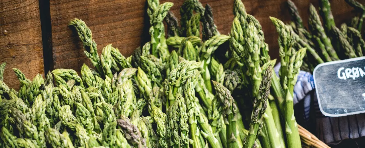 Szparagi: właściwości, zalety i jak wykorzystać to sezonowe warzywo w kuchni