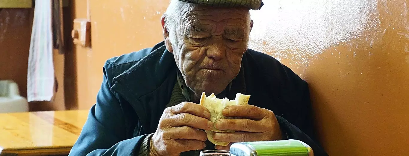 צ'יקוט חוקר תזונה בבתי אבות: שני תזונאים אומרים לנו איך צריכה להיות התזונה של קשישים